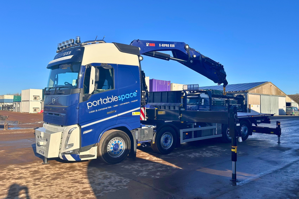 Volvo FH Globetrotter with Hiab Crane - Portable Space